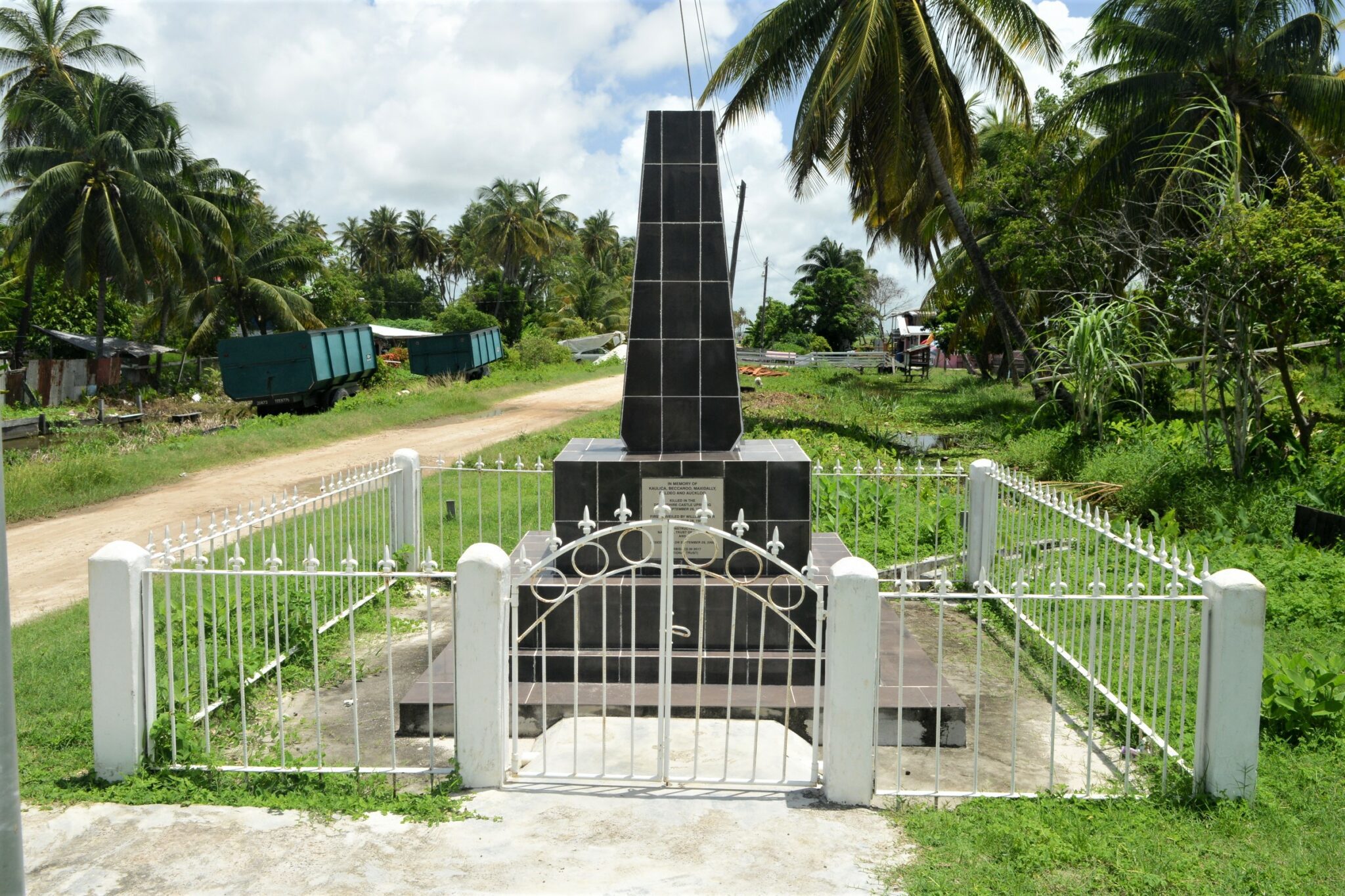 Devonshire Castle Monument – National Trust